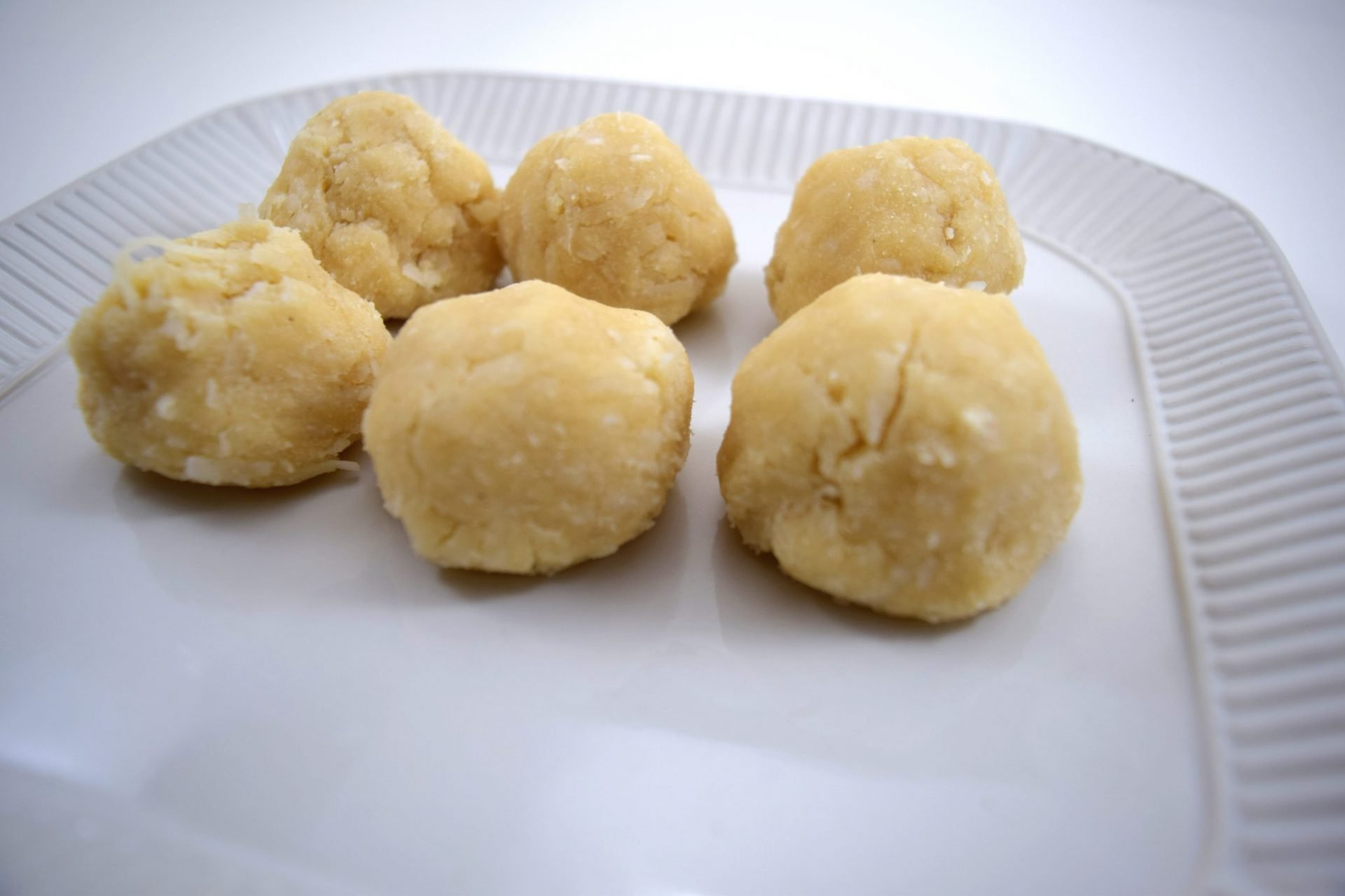 Low-Calorie Dark Chocolate Dipped Macaroon Recipe | MD Diet